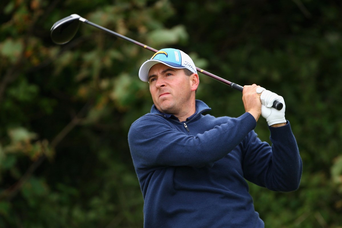 Players struggle to break par in windy conditions