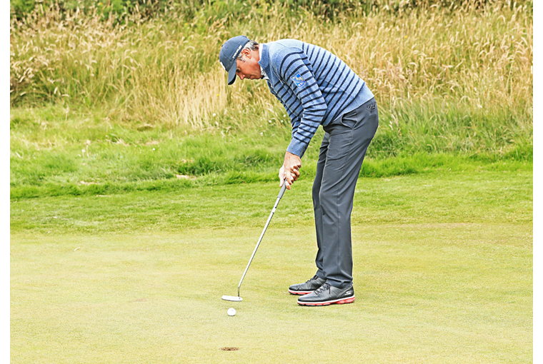 Matt Kuchar’s arm lock putting method