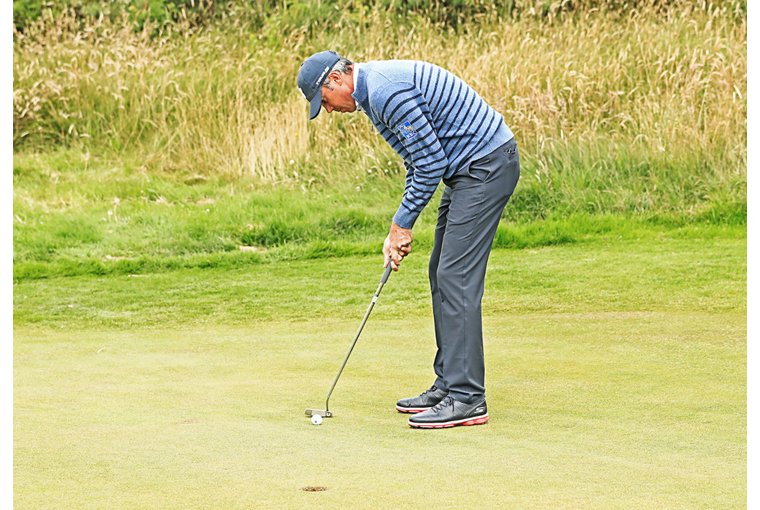 Matt Kuchar’s arm lock putting method