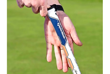 Hole more putts with the claw grip